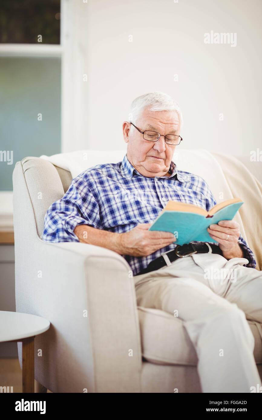 Old man reading a book hi-res stock photography and images - Alamy