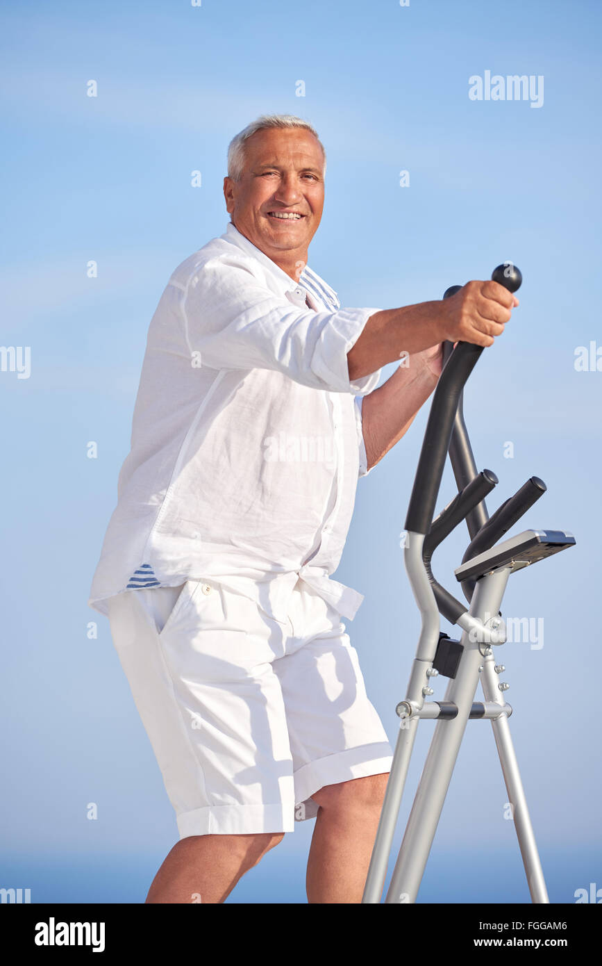 Old people outdoor gym hi-res stock photography and images - Alamy