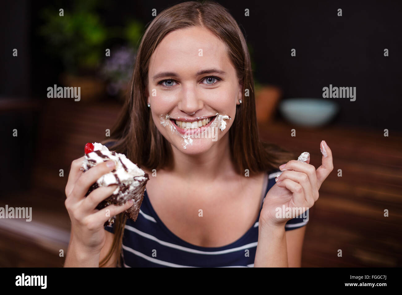 Cake shop woman hi-res stock photography and images - Alamy