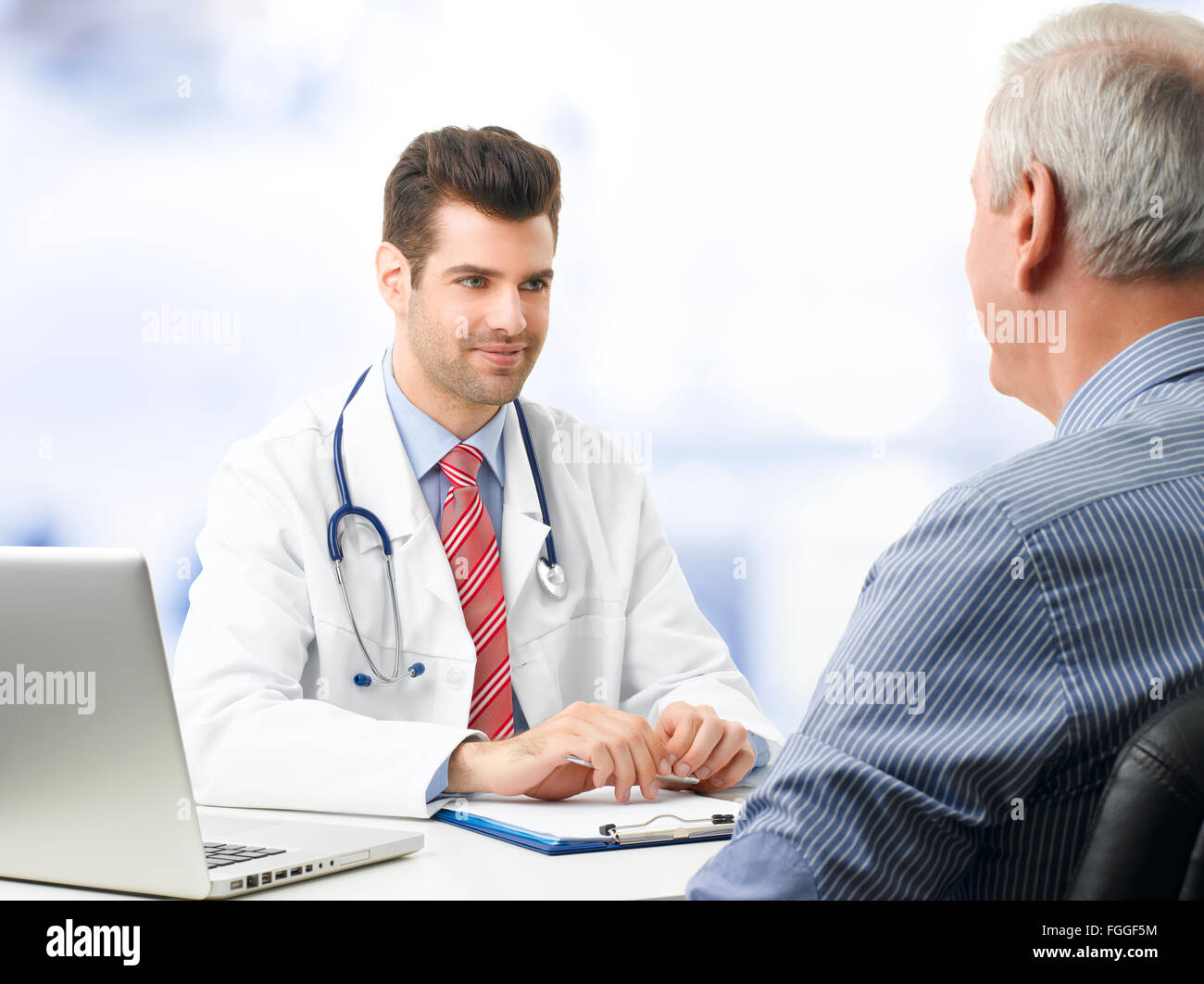 Nurse patient discussion desk hi-res stock photography and images - Alamy
