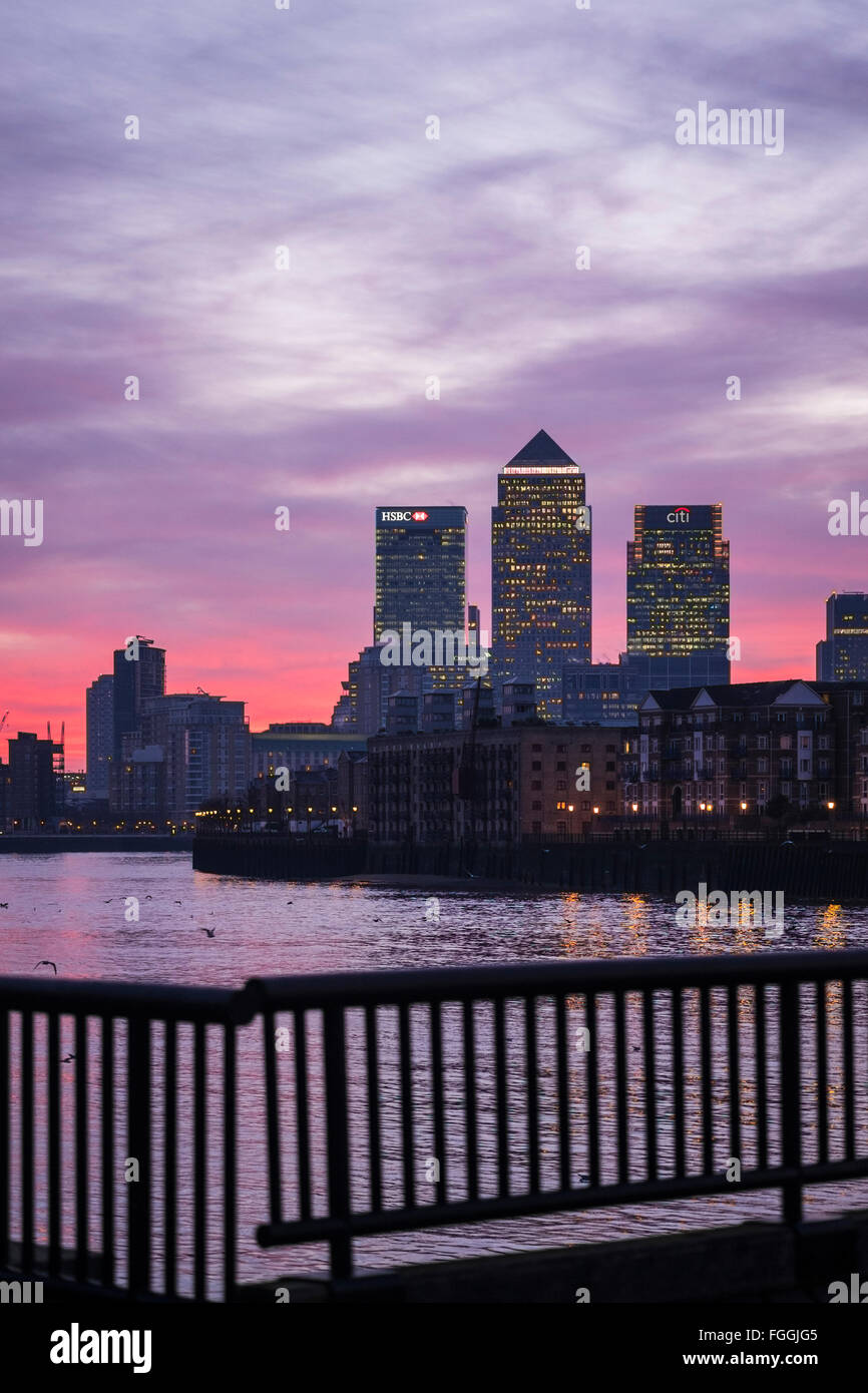 Dawn over docklands and the river thames hi-res stock photography and ...
