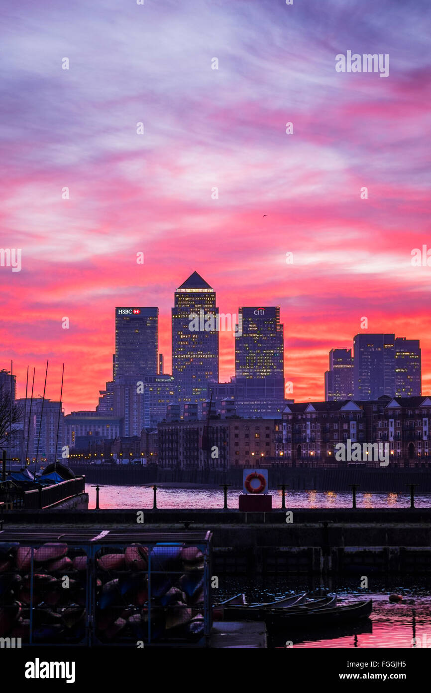 Dawn over docklands and the river thames hi-res stock photography and ...