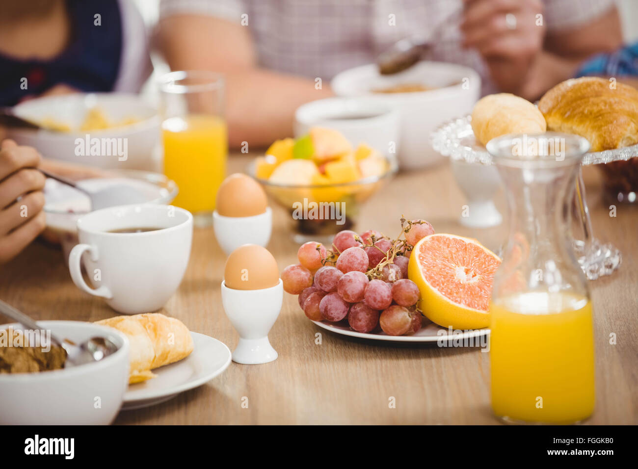 A family eating breakfast together hi-res stock photography and images ...