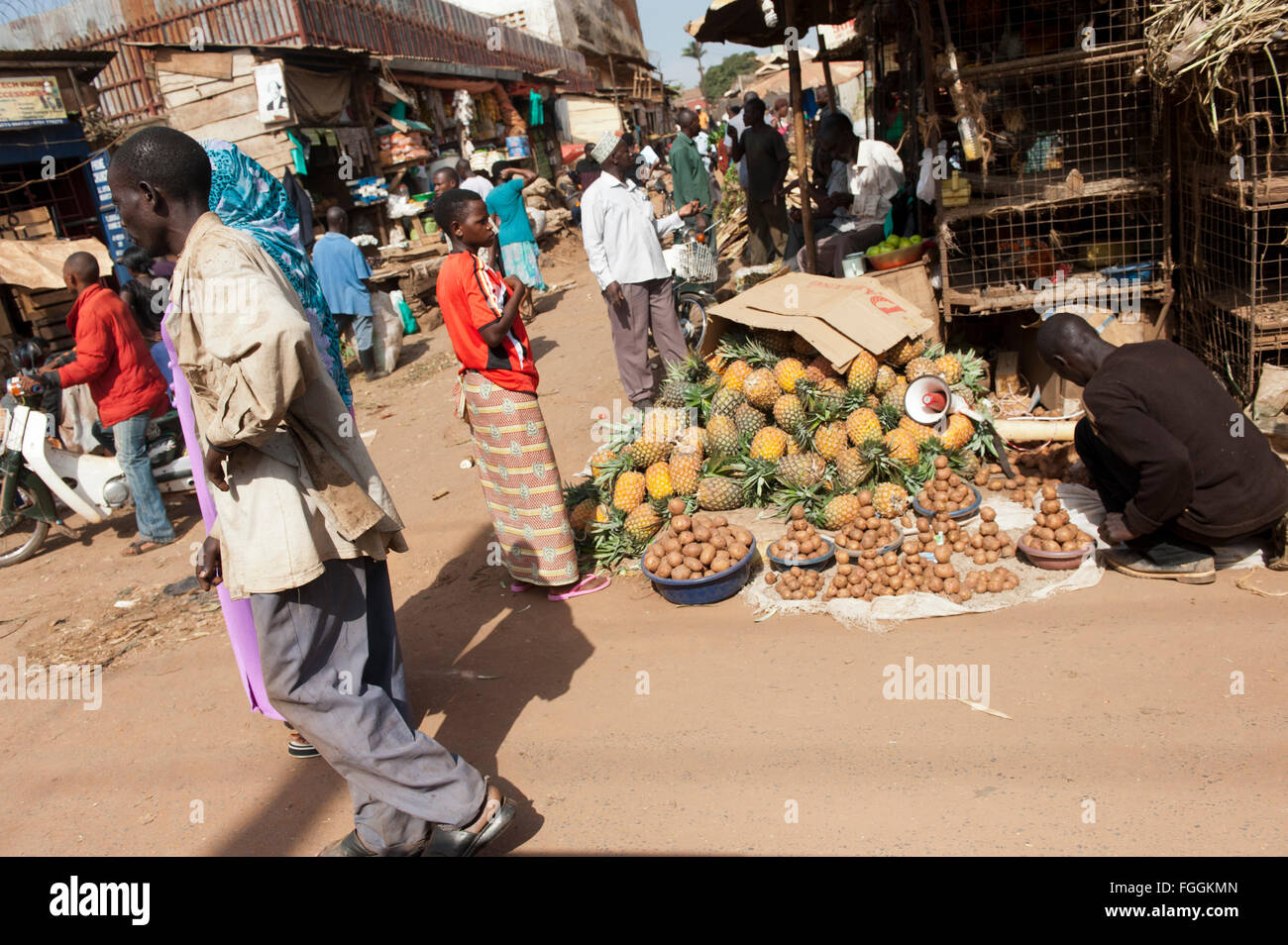 Busy roadside in Ugandan town, with market stalls and tradesmen Stock ...