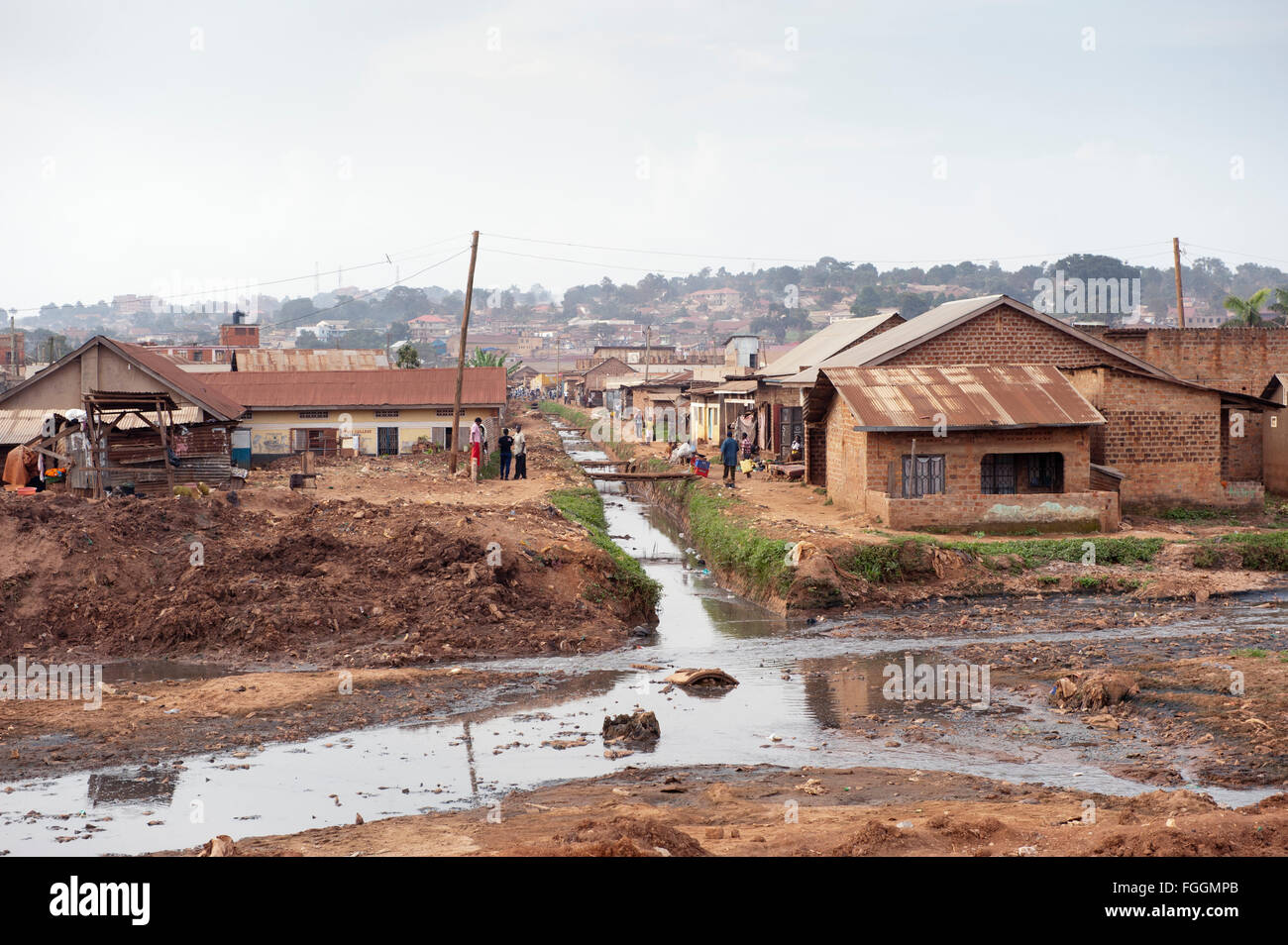 Slum area of Kampala, Uganda, next to a heavily polluted river Stock ...