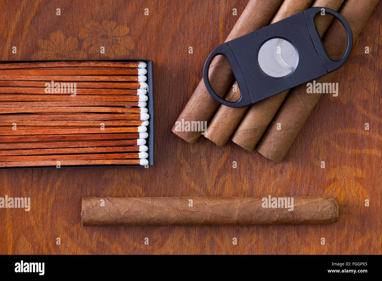 Different cigars on the decorative wooden table Stock Photo - Alamy
