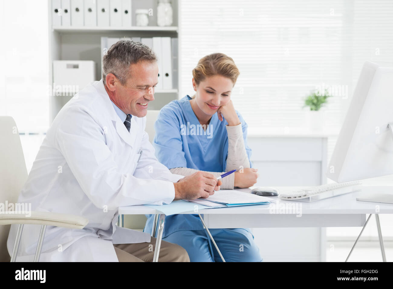 Nurse reading computer screen hi-res stock photography and images - Alamy