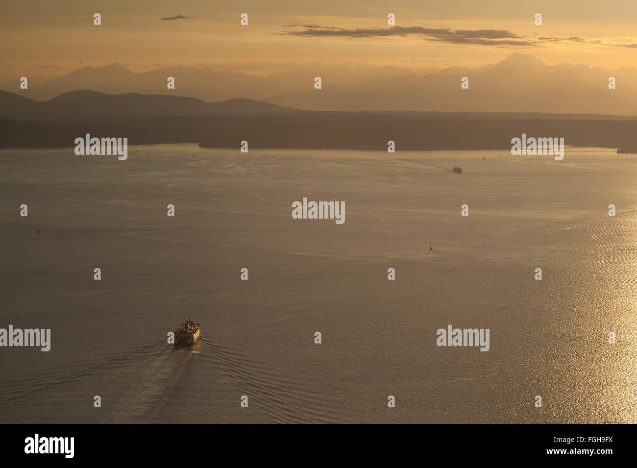 Seattle washington ferry leaving terminal hi-res stock photography and ...