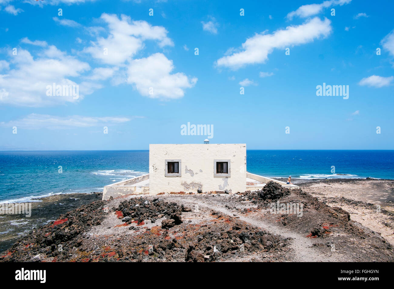 Little white lighthouse hut Stock Photo - Alamy