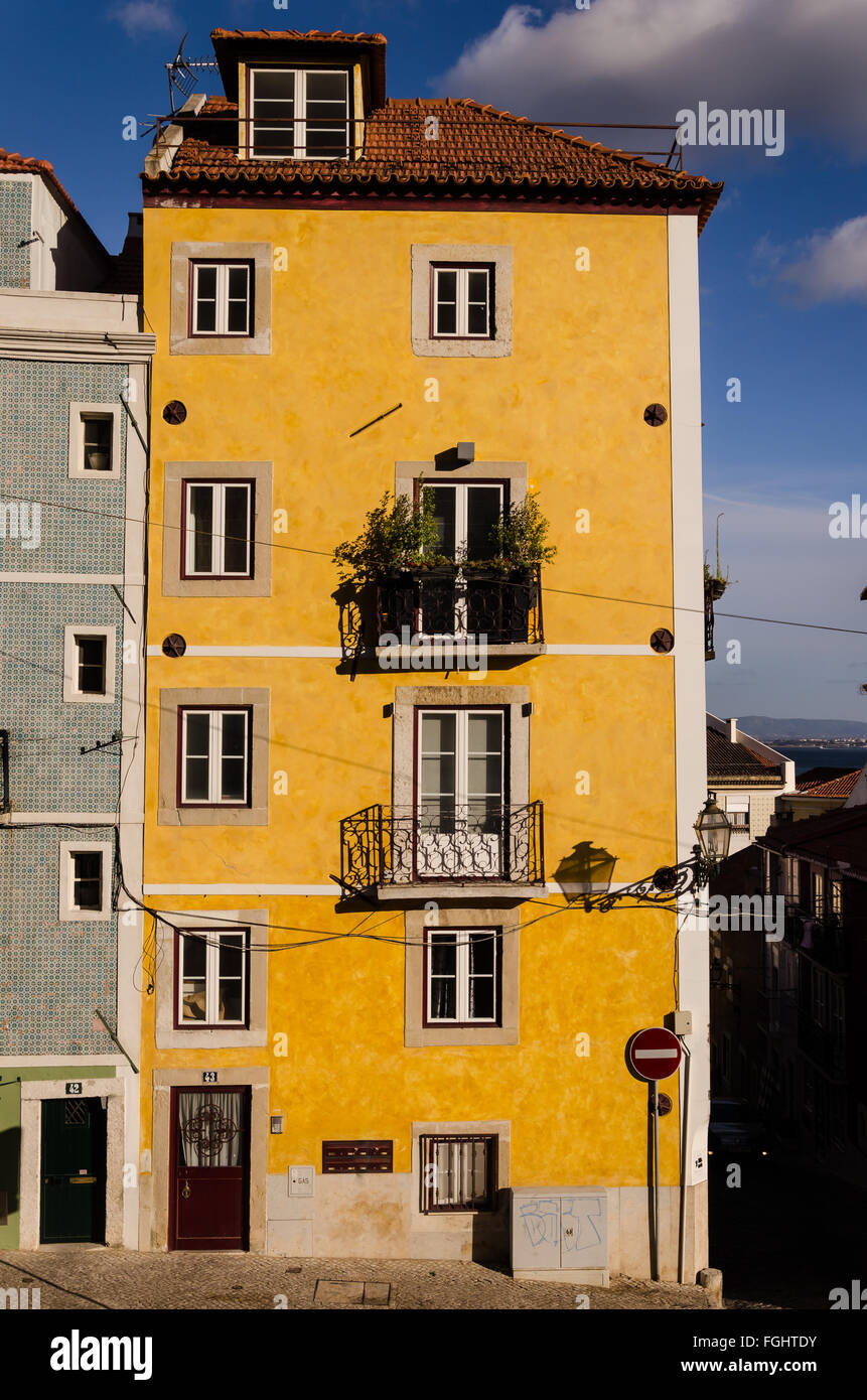 Yellow home facade hi-res stock photography and images - Alamy