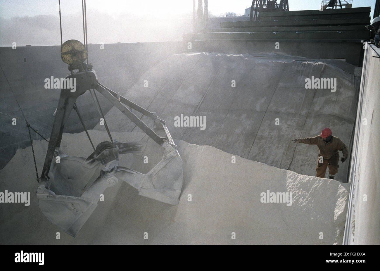 AJAXNETPHOTO. CHICAGO, ILL, USA. - CHINA CLAY - A STEVEDORE MONITORS A ...