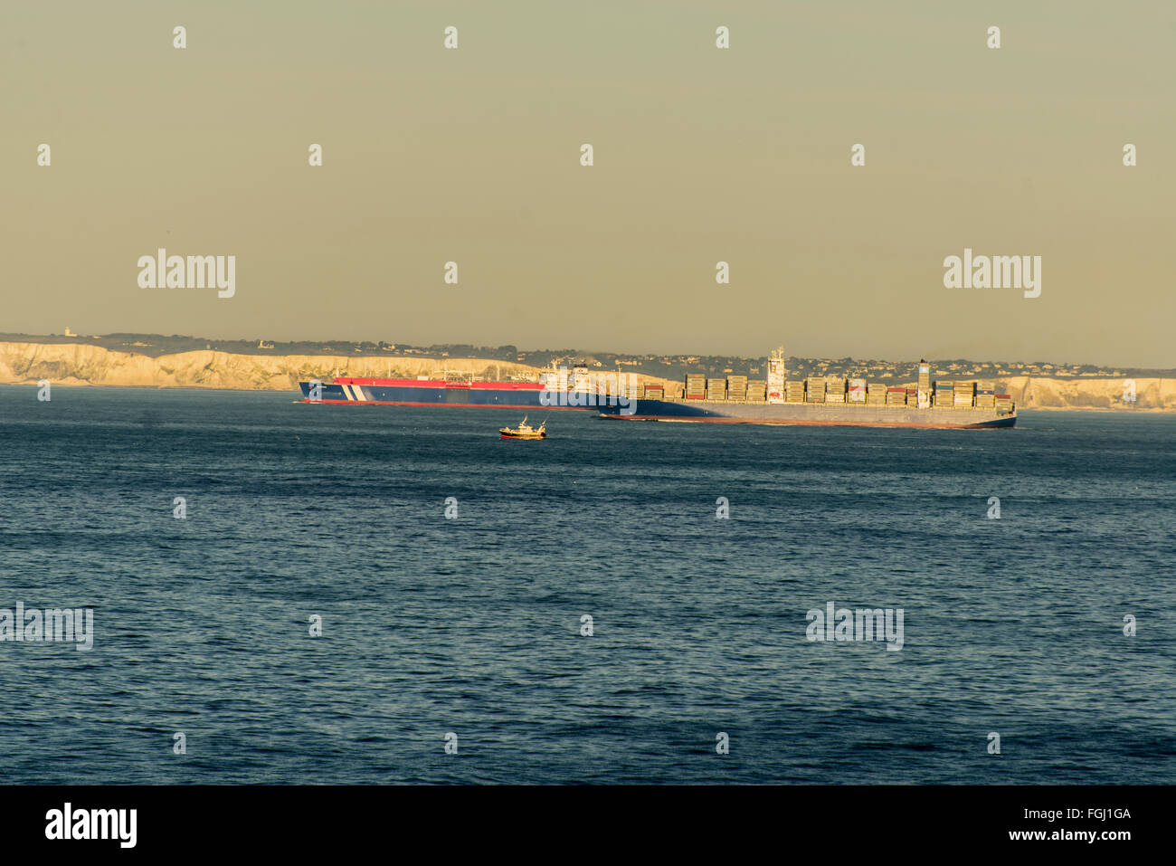Cargo ship english channel hi-res stock photography and images - Alamy