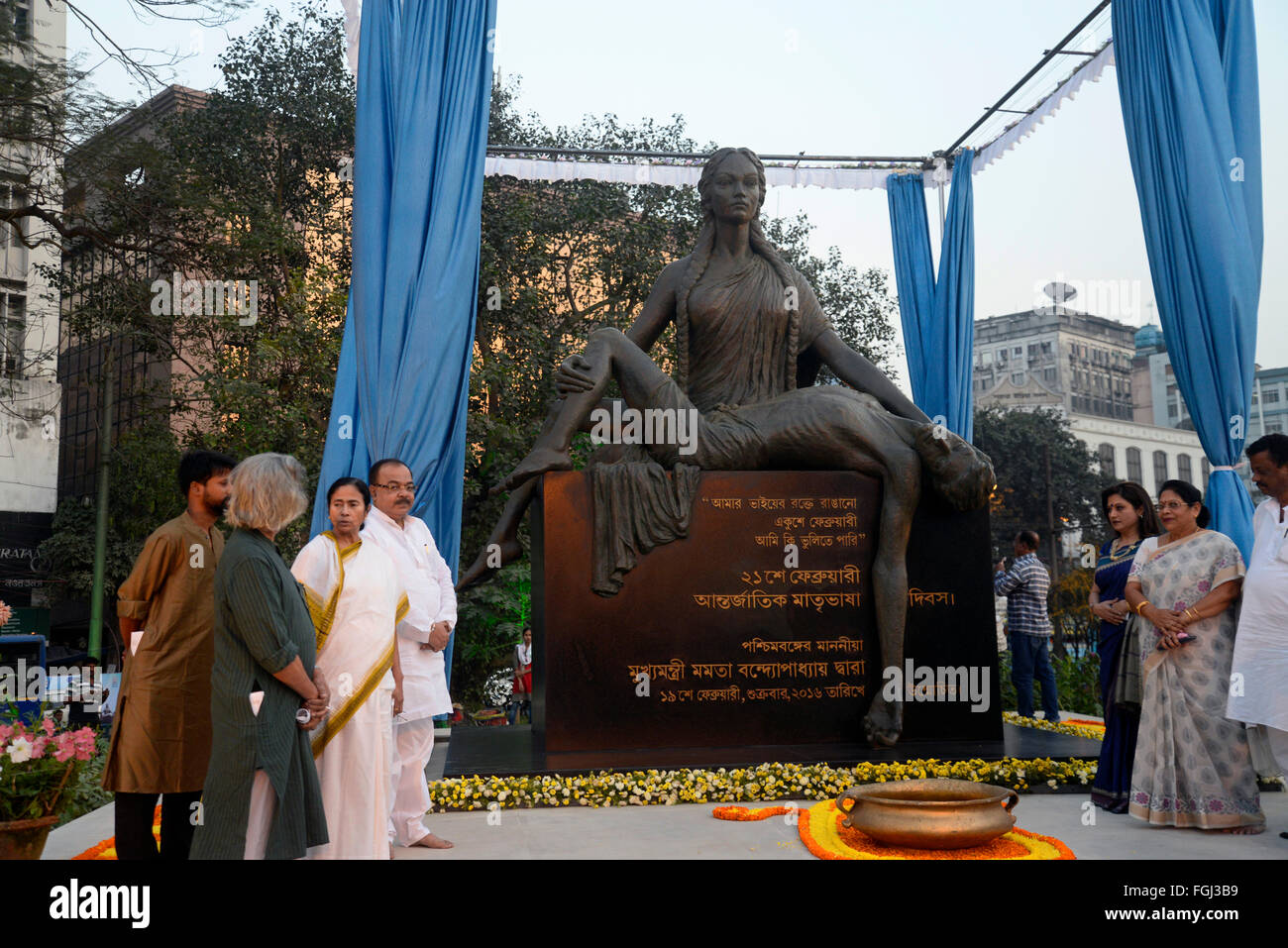 Language martyrs day memorial statue hi-res stock photography and ...