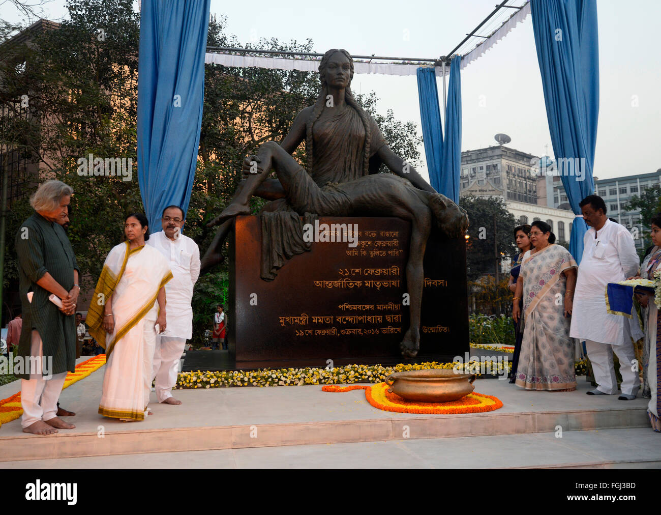 Language martyrs day memorial statue hi-res stock photography and ...