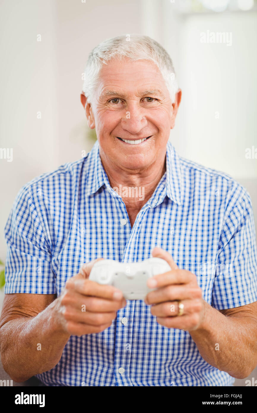 Old man holding camera hi-res stock photography and images - Alamy