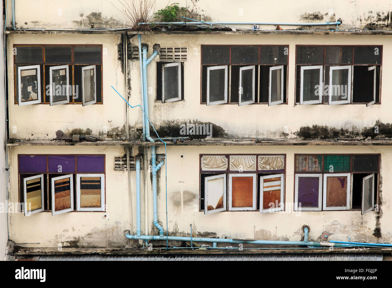 Rundown apartment building hi-res stock photography and images - Alamy