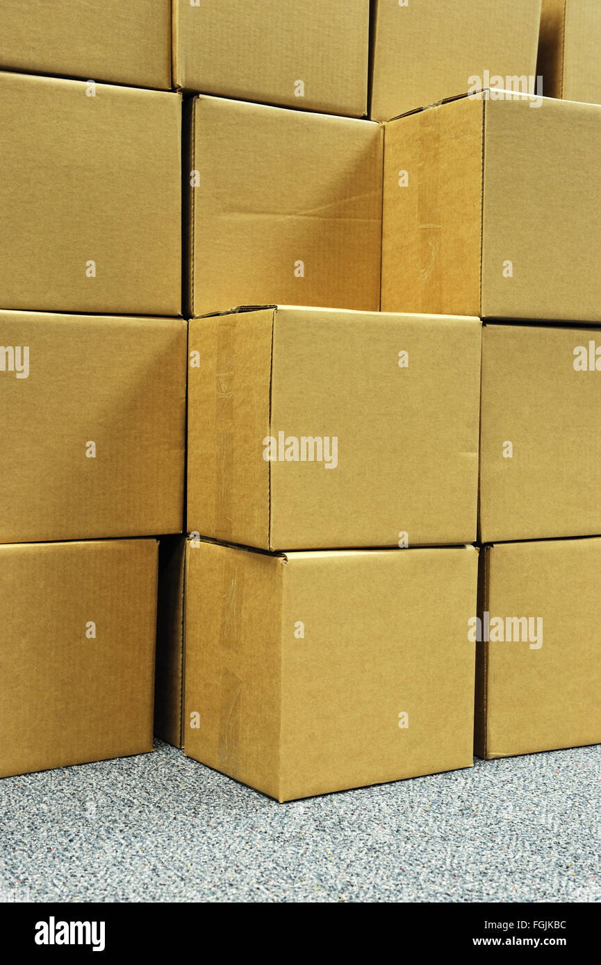 stacking cardboard box for shipping Stock Photo - Alamy