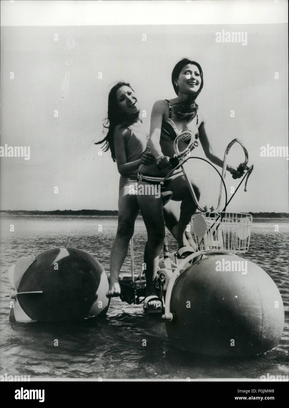 1974 - Seagoing cycle : Japanese girls have fun trying out the ''Bon ...