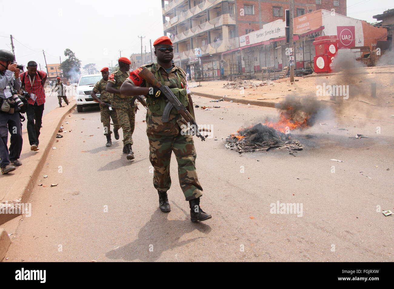 (160220) -- KAMPALA, Feb. 20, 2016(Xinhua) -- Riot police patrol along ...