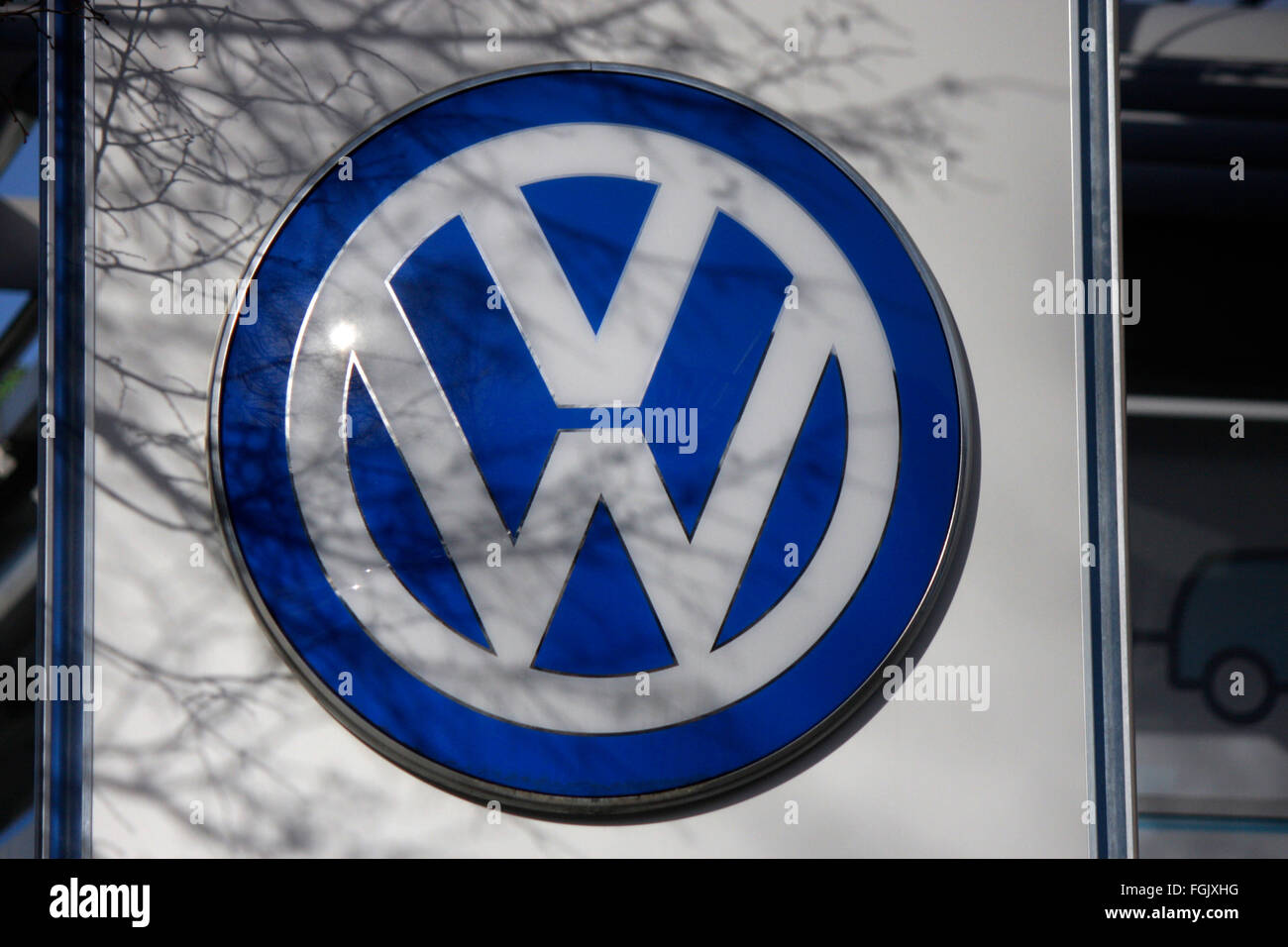 Vw logo sign volkswagen hi-res stock photography and images - Alamy