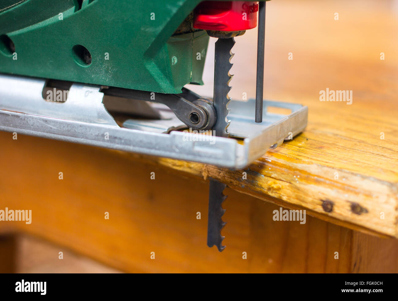 Close up electric jigsaw cutting a piece of wood Stock Photo - Alamy