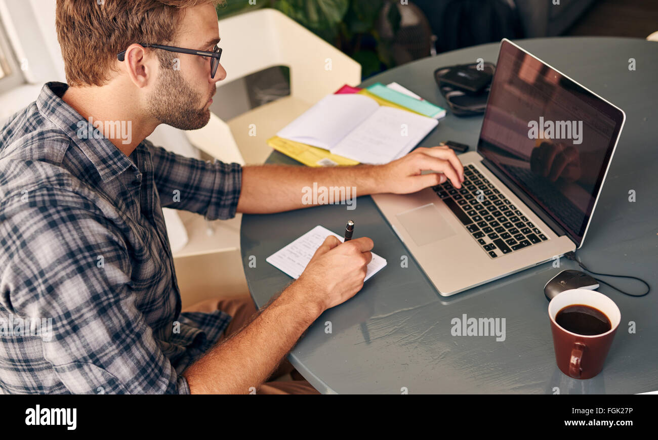 Over the shoulder shot hi-res stock photography and images - Alamy