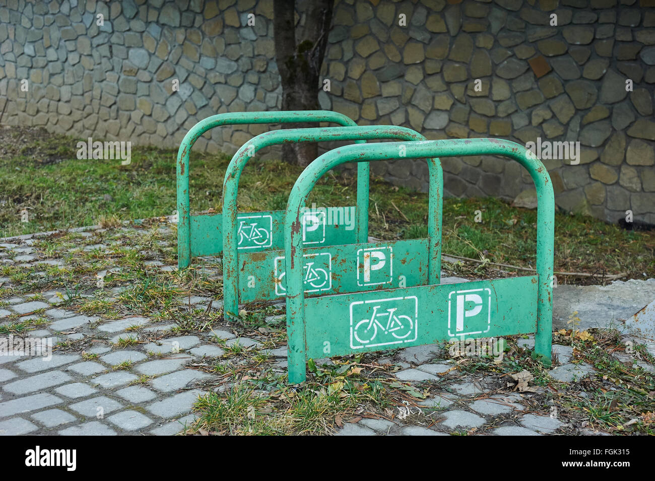 Green bicycle parking racks. Parking sign Stock Photo - Alamy