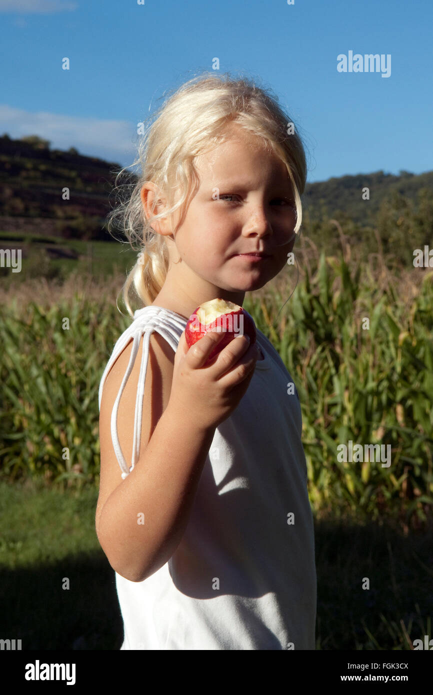 Maedchen apfel hi-res stock photography and images - Alamy