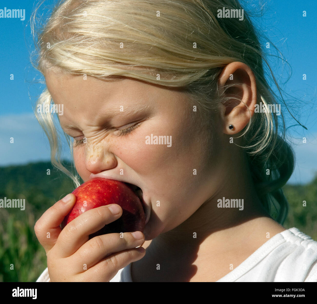 Apfelessen hi-res stock photography and images - Alamy