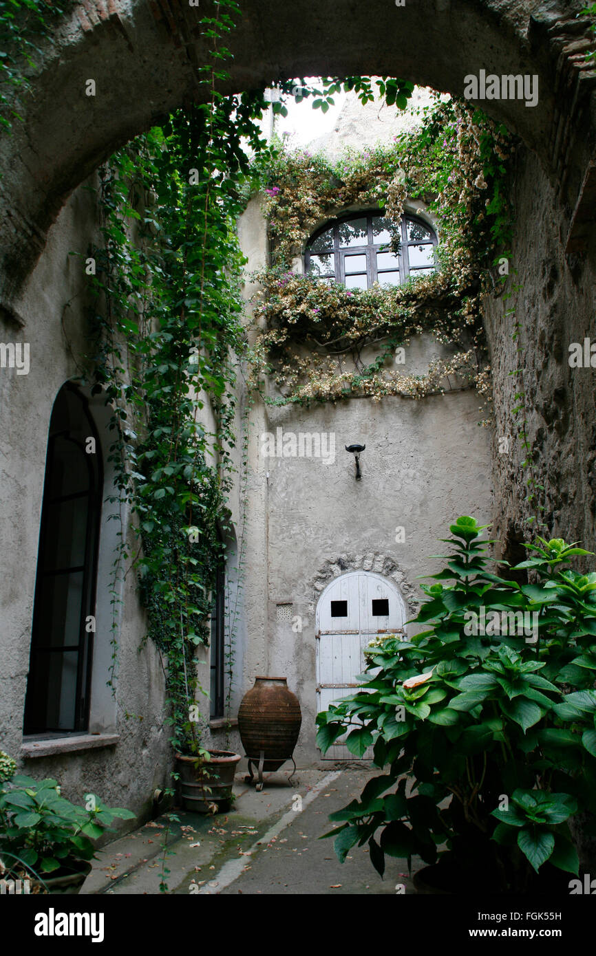 Old courtyard hi-res stock photography and images - Alamy