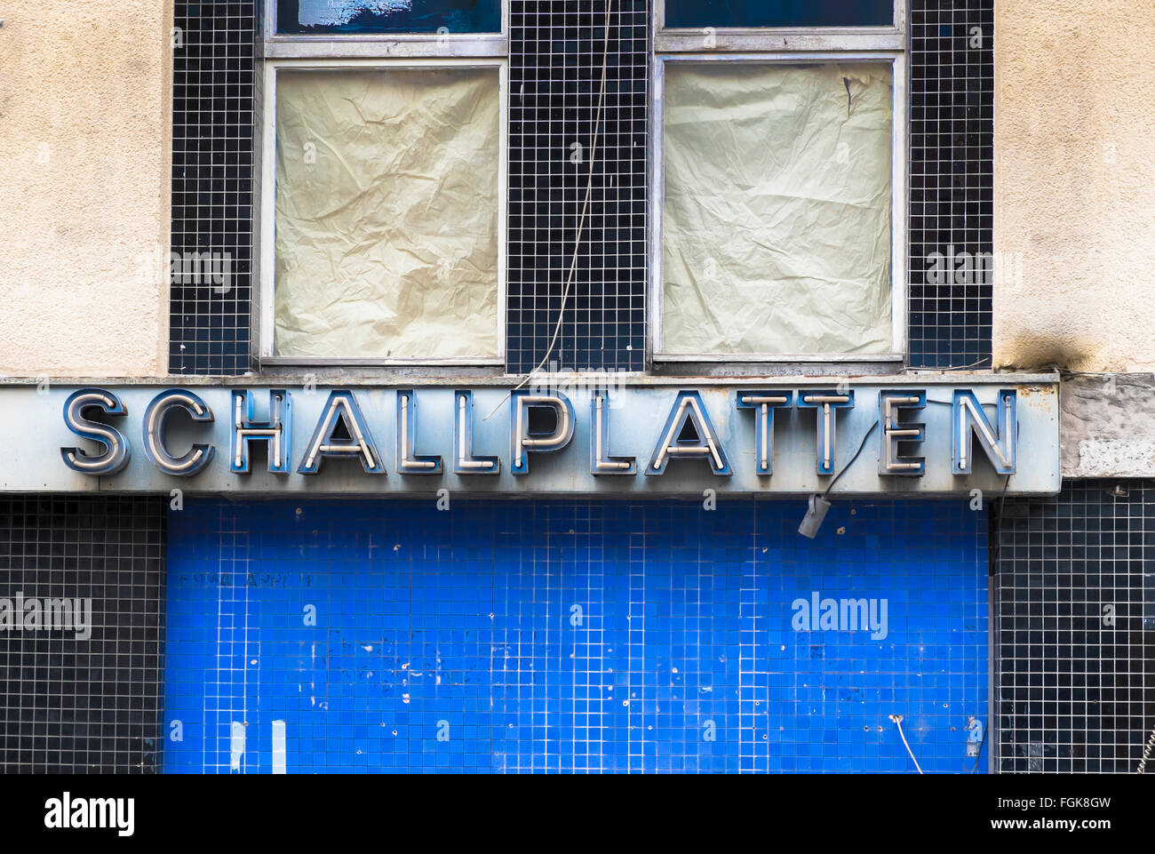 Vintage store facade hi-res stock photography and images - Alamy