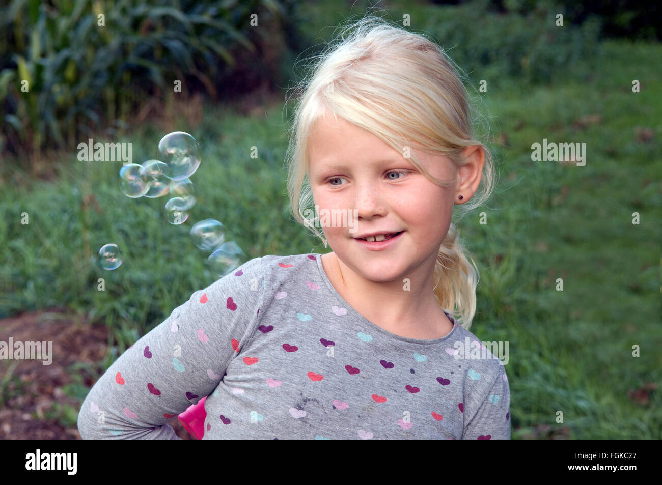 Seifenblasen pusten kind hi-res stock photography and images - Alamy