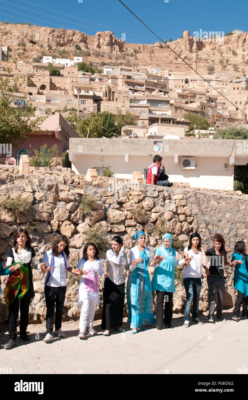 Kurdish women dancing hi-res stock photography and images - Alamy