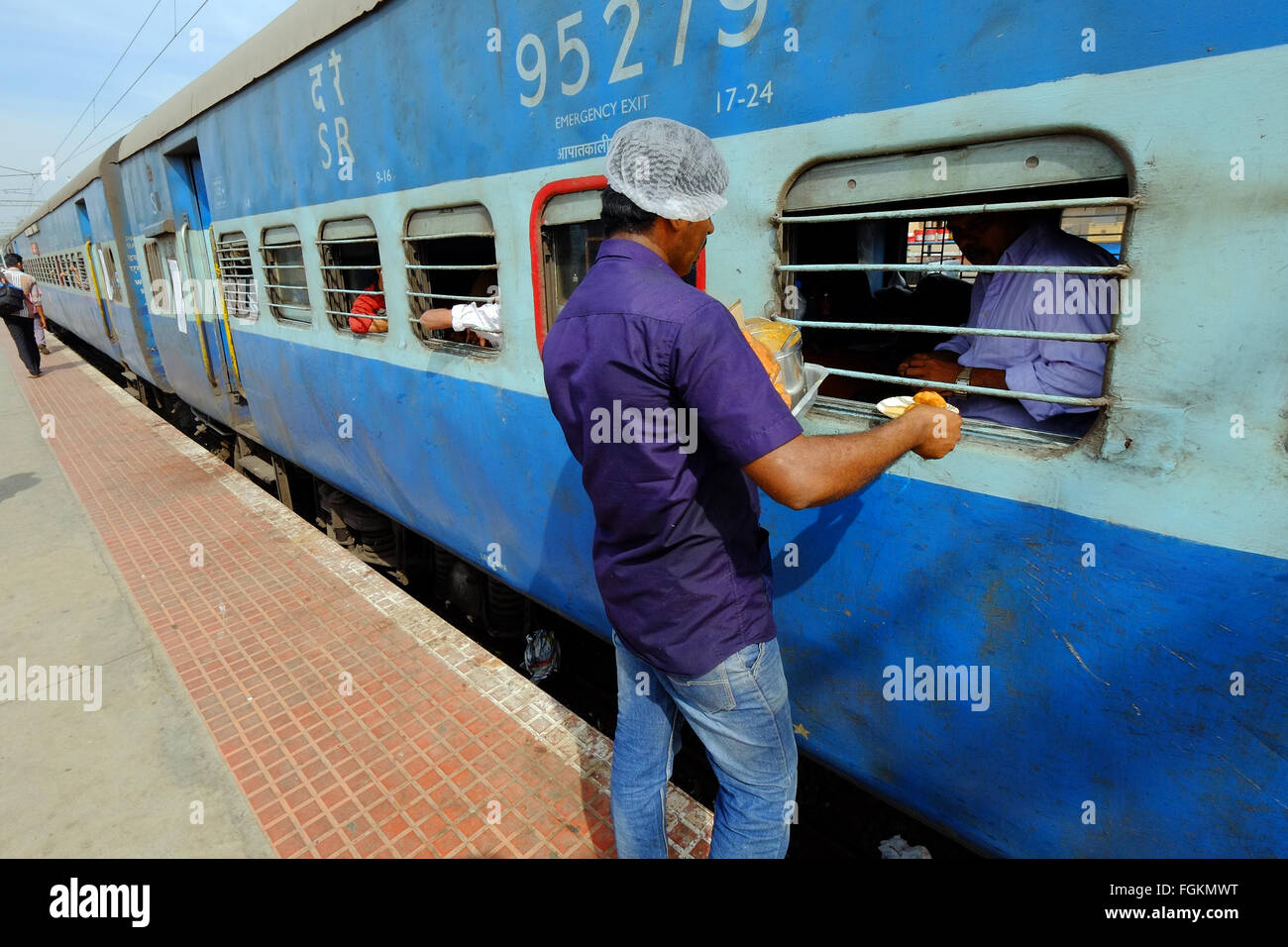 India vendor train hi-res stock photography and images - Alamy
