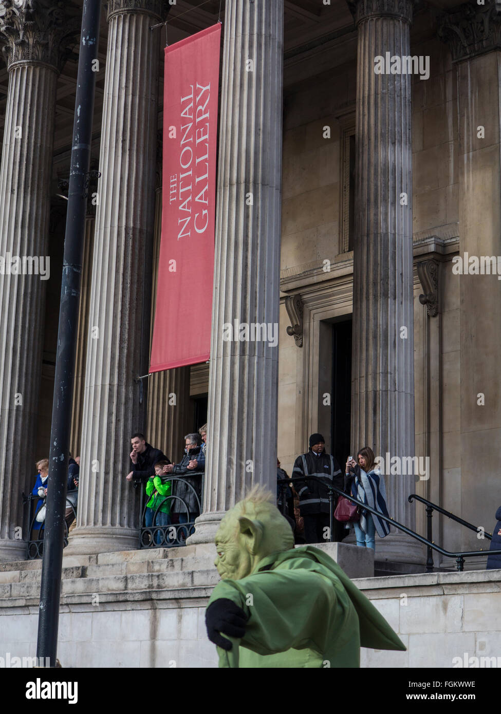 Statue outside national gallery art hi-res stock photography and images ...