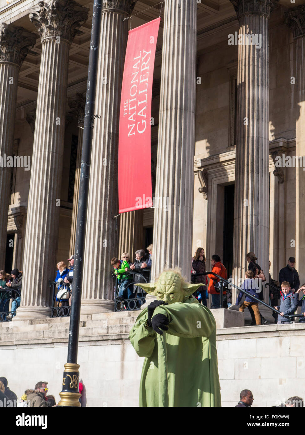 Statue outside national gallery art hi-res stock photography and images ...