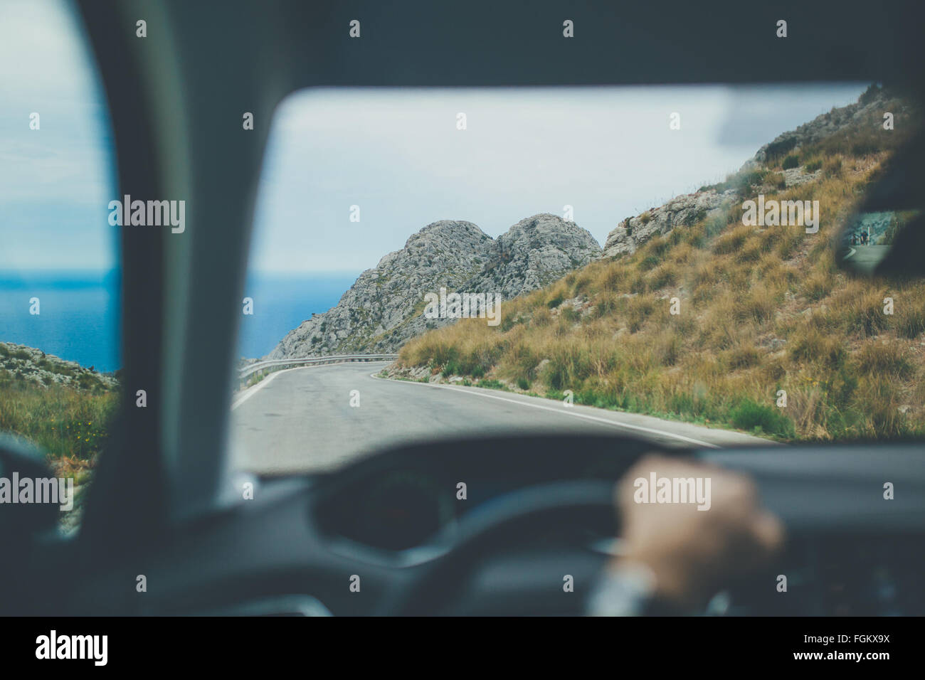 Car on empty road hi-res stock photography and images - Alamy