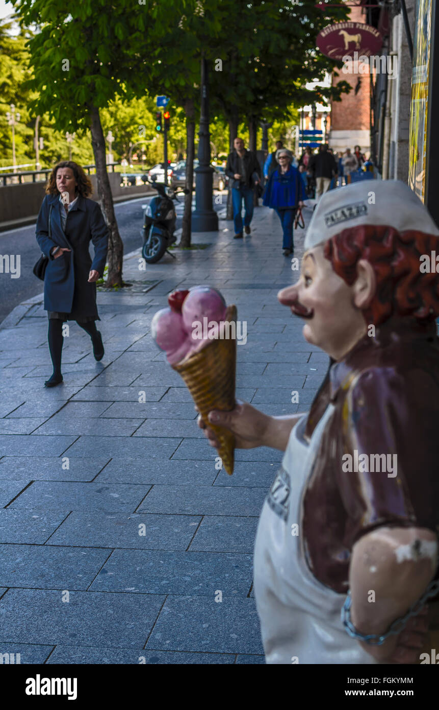 Waiter statue hi-res stock photography and images - Alamy
