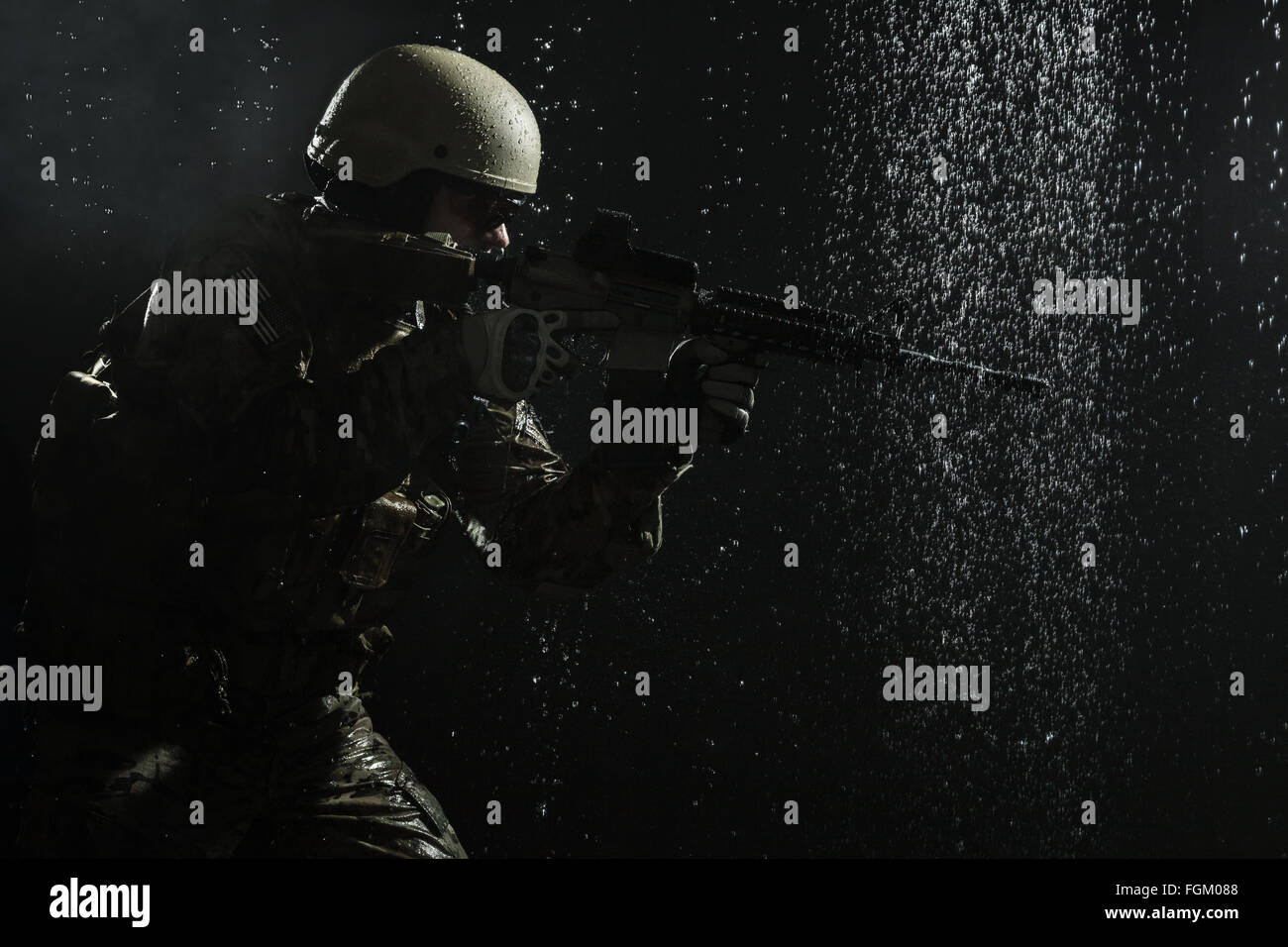 US Army soldier in the rain Stock Photo - Alamy
