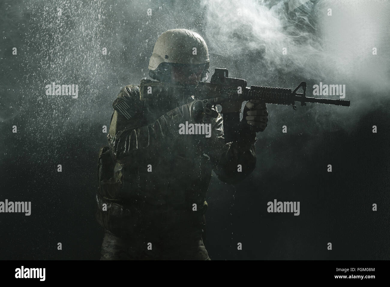 US Army soldier in the rain Stock Photo - Alamy
