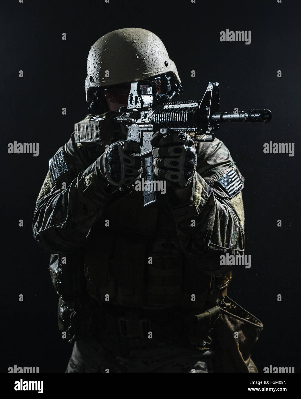US Army soldier in the rain Stock Photo - Alamy