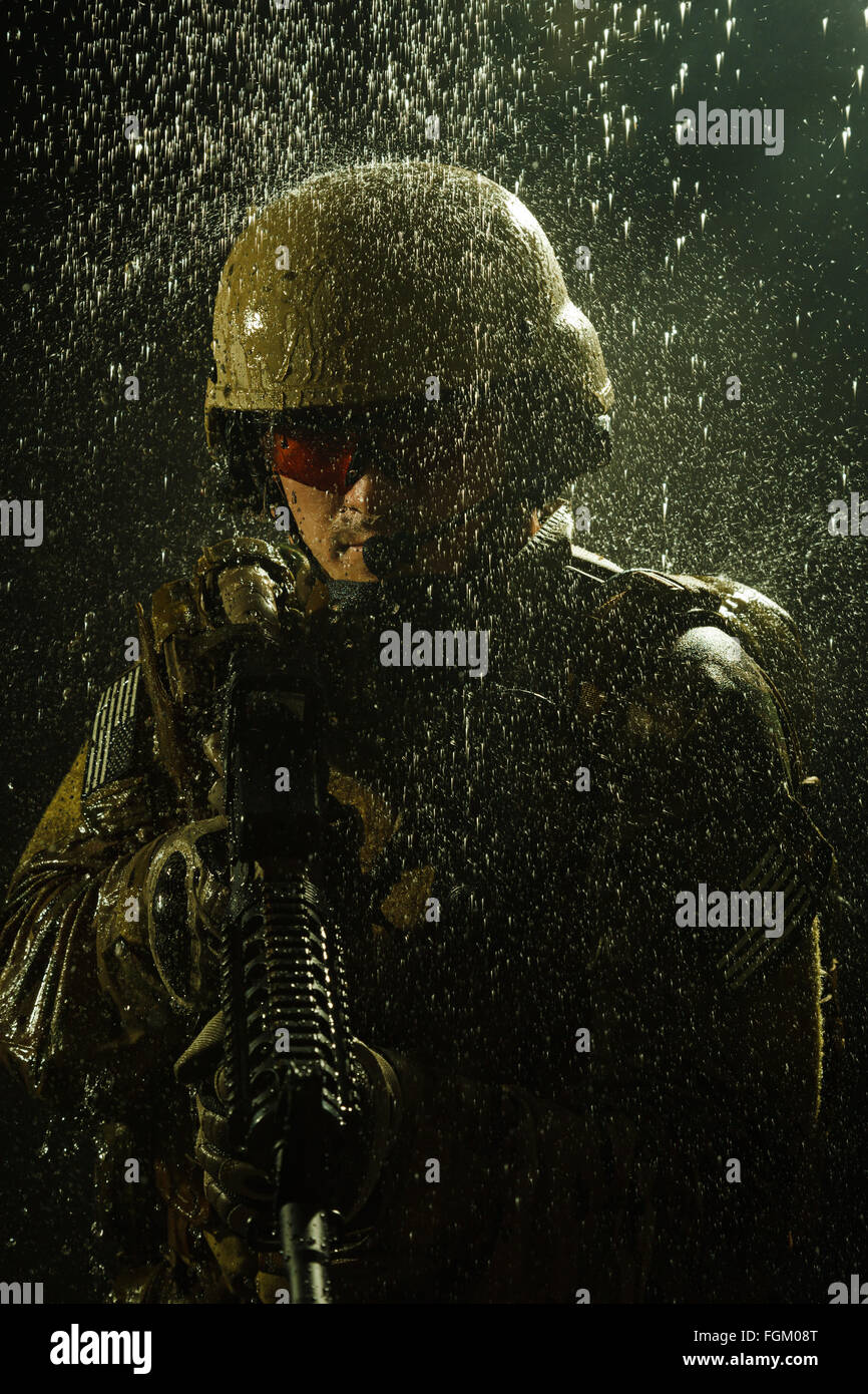 US Army soldier in the rain Stock Photo - Alamy
