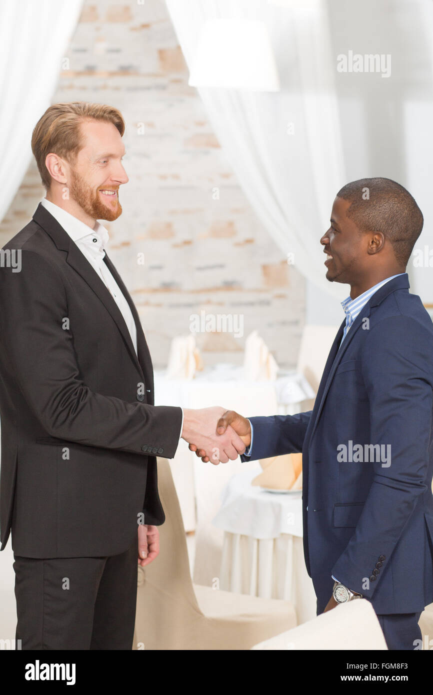 Business partnership handshake hi-res stock photography and images - Alamy