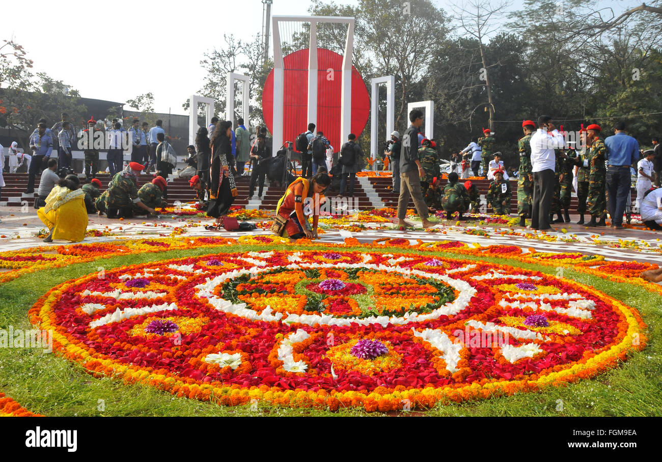 Dhaka, Bangladesh. 21st Feb, 2016. Volunteers decorate Language Martyrs ...