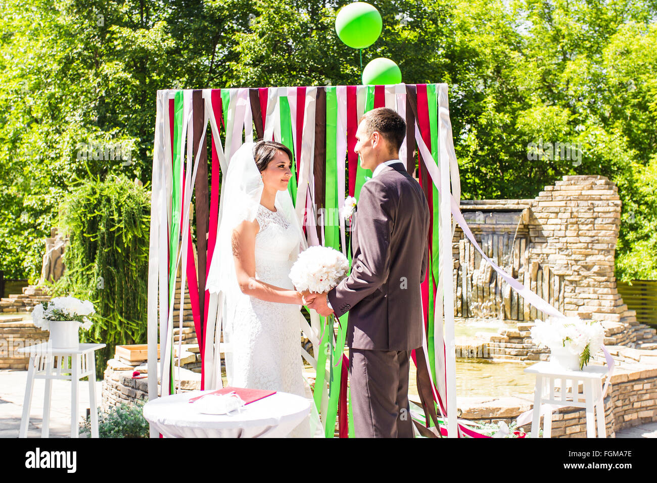 Couple Getting Married at an Outdoor Wedding Ceremony Stock Photo - Alamy