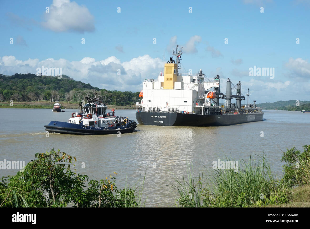 Pilot ship escorting bulk carrier at the panama canal near gamboa Stock ...
