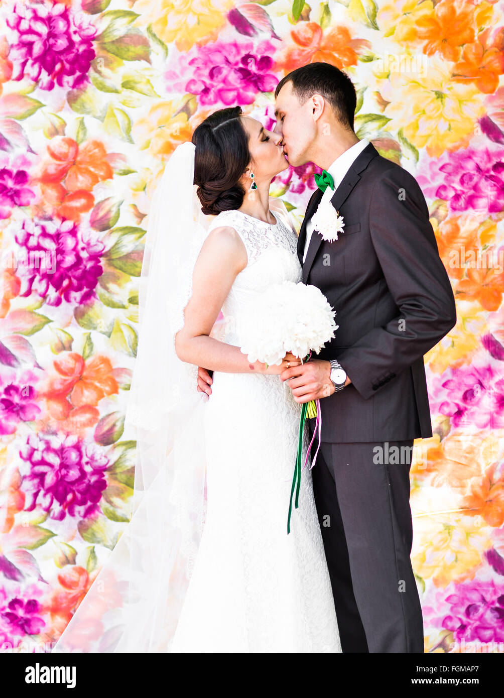 wedding pair hugging and kissing Stock Photo - Alamy