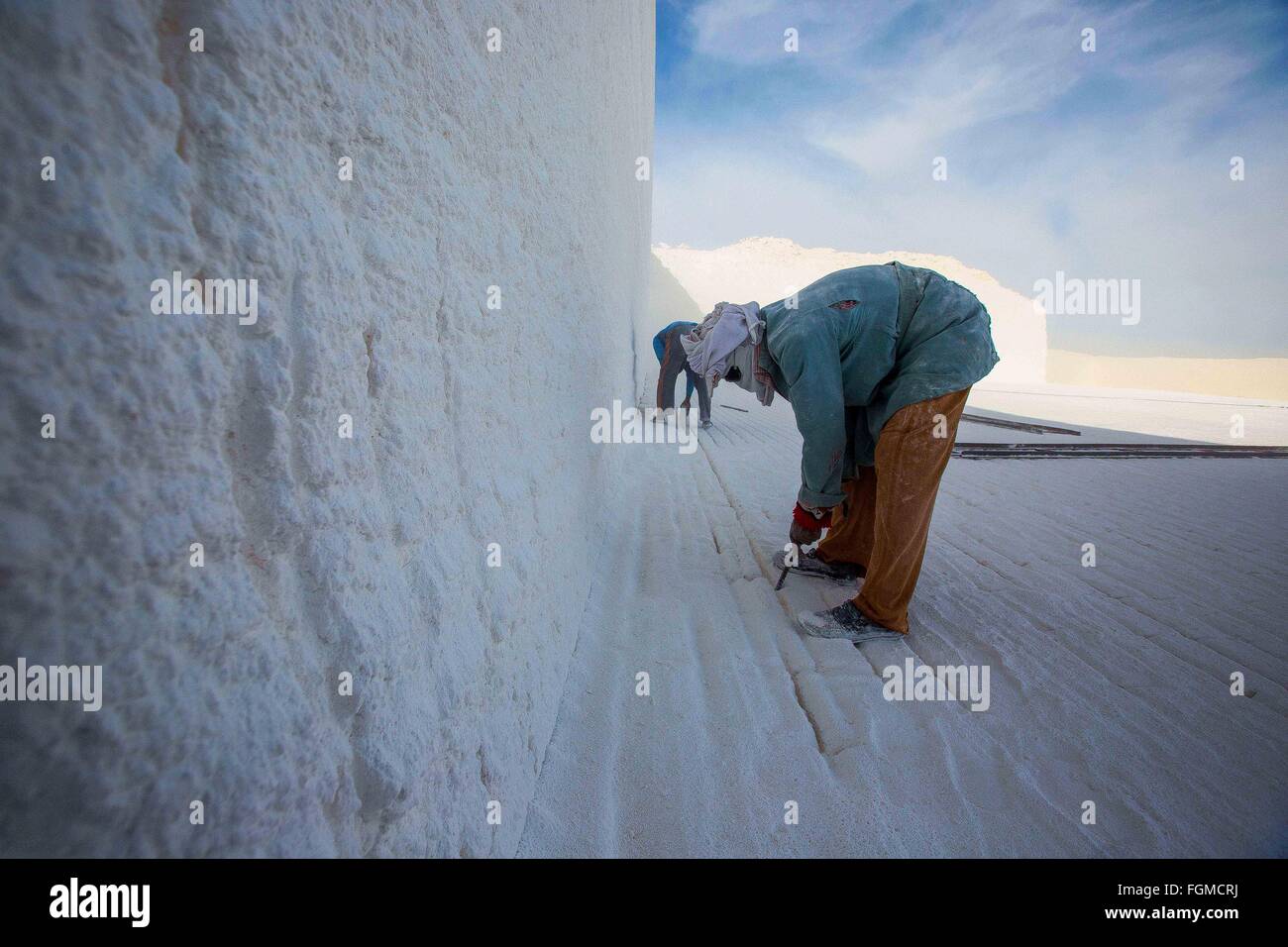 White desert egypt fossil desert hi-res stock photography and images ...