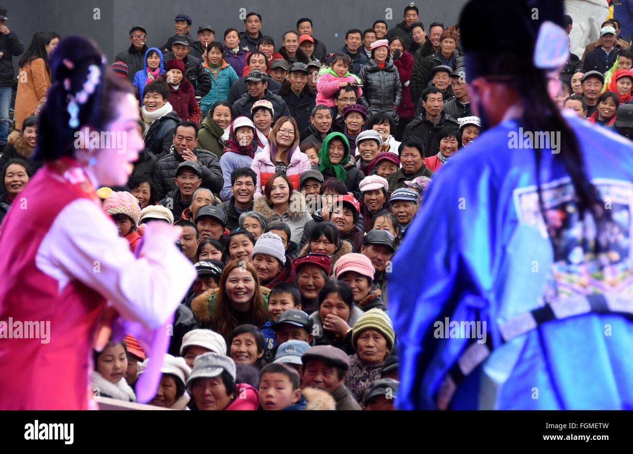 (160221) -- HUANGMEI (HUBEI), Feb. 21, 2016 (Xinhua) -- Villagers watch ...