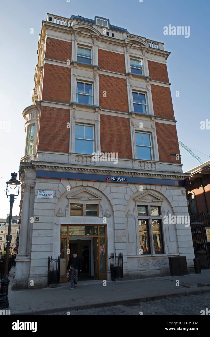 Bank staff hsbc hi-res stock photography and images - Alamy